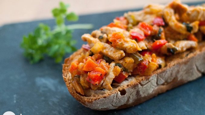 Tostada de lomo y verduritas en salsa Mediterránea - Recetas Sanas y ...